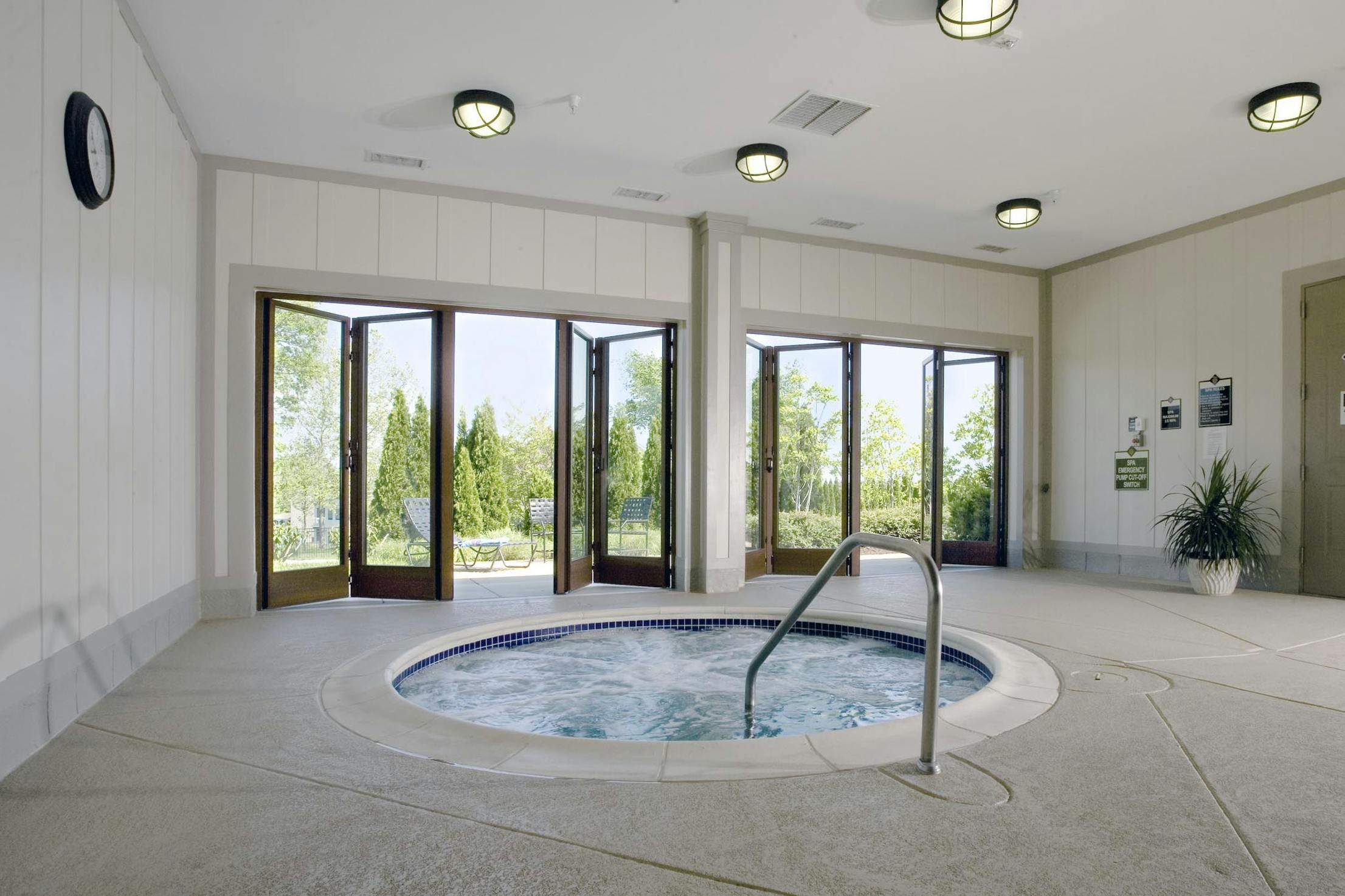 Lansdowne Pool House | NanaWall