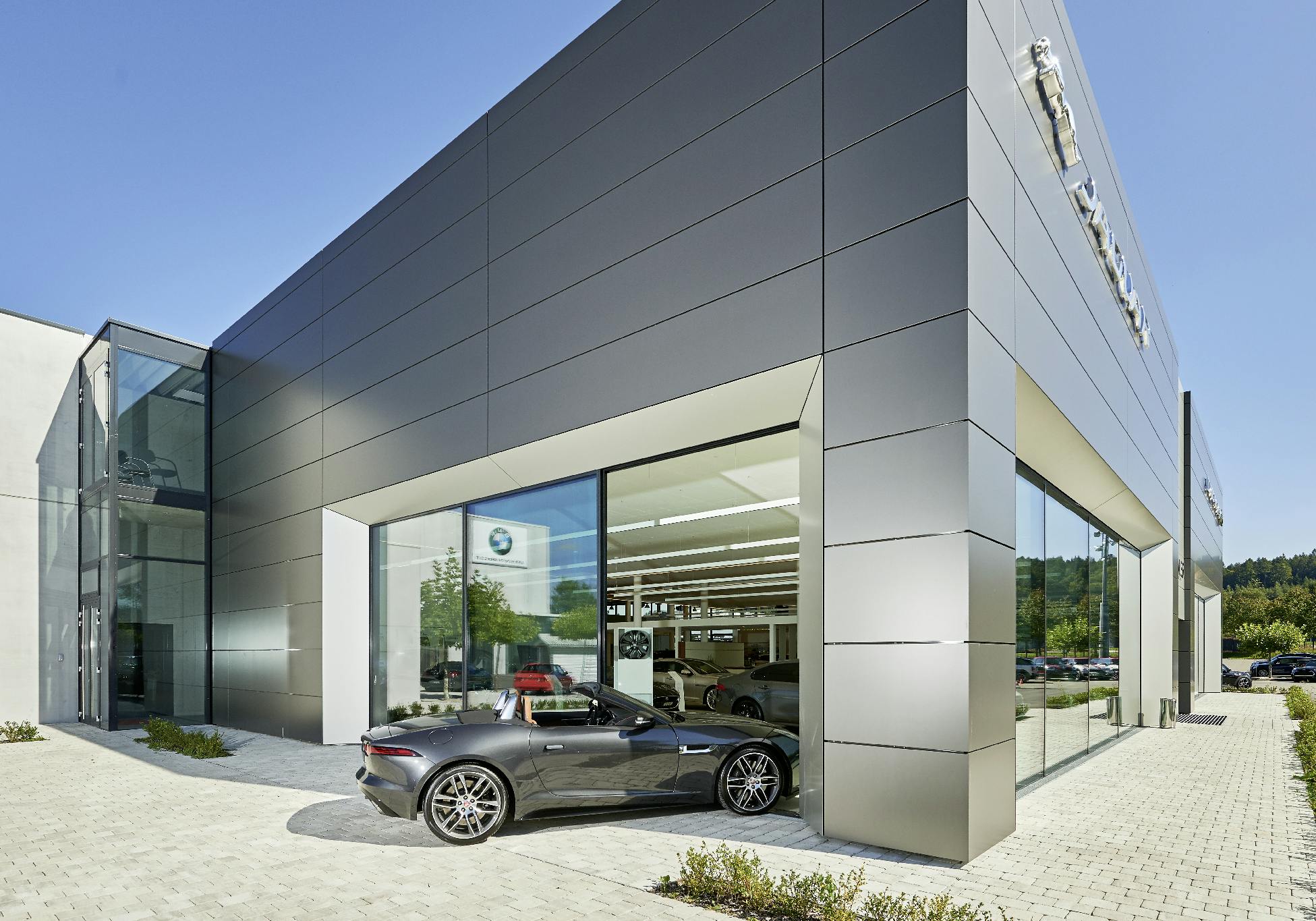cero Auto Dealership | NanaWall